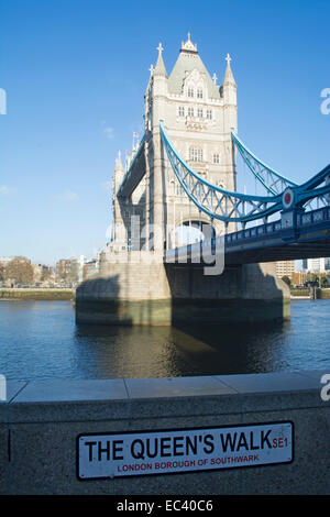 The Queens Walk street sign in London Stock Photo - Alamy