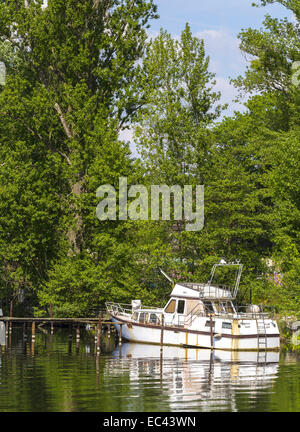 Rusty motor yacht Stock Photo - Alamy