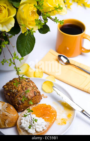 breakfast arrangement in yellow and white Stock Photo - Alamy