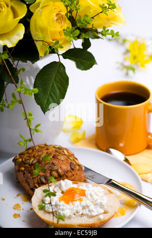 breakfast arrangement in yellow and white Stock Photo - Alamy