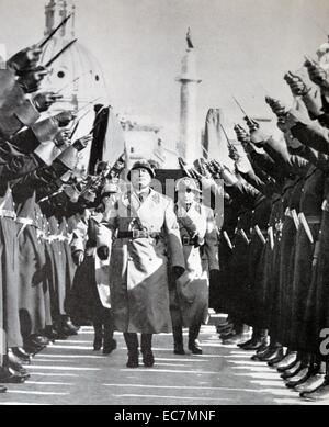 Mussolini - Fascist Salute Stock Photo - Alamy