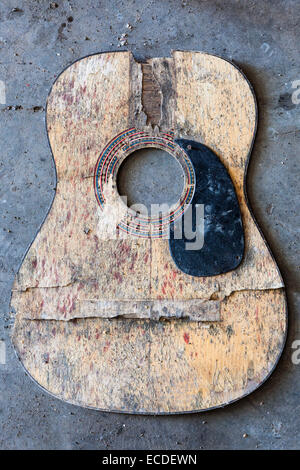 Broken and abandoned acoustic guitar Stock Photo - Alamy