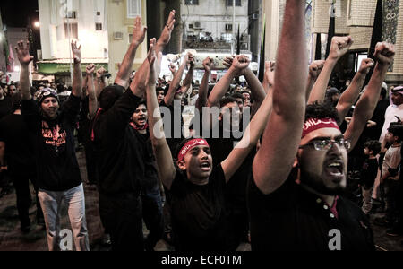 Male Shia Muslims take part in ceremonial chest beating parade as a ...