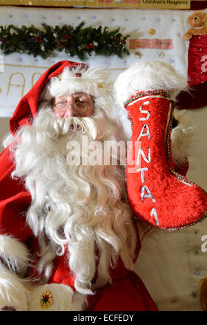 Britains longest serving Santa Ray Hulse aged 70 starting his 52 year ...