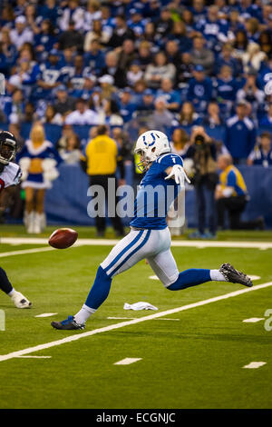 Indianapolis Colts punter Pat McAfee (1) warms up before the Colts game ...