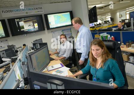 UK Met Office - Staff working at the joint Environment Agency / Met ...