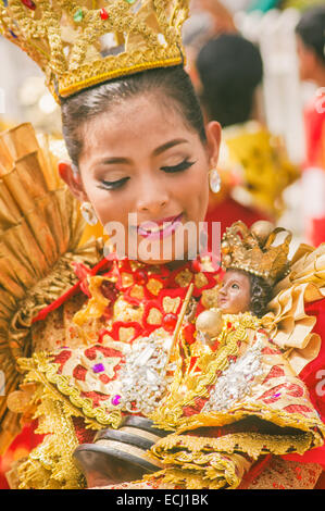 Beauty pageant procession during Sinulog festival celebrations in Cebu ...