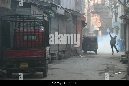Srinagar, Kashmir. 16th December, 2014. Kashmiri protesters throwing ...