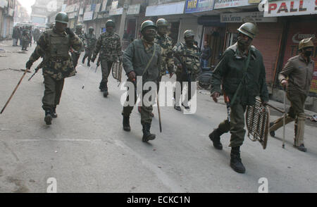 Srinagar, Kashmir. 16th December, 2014. Kashmiri protesters throwing ...