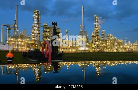 Leuna, Saxony-Anhalt, Germany. 8th Dec, 2014. The TOTAL refinery in ...