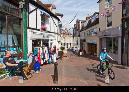 SHOPS AT THE PEDESTRIAN AREA OF COWES, ISLE OF WIGHT, ENGLAND, GREAT ...