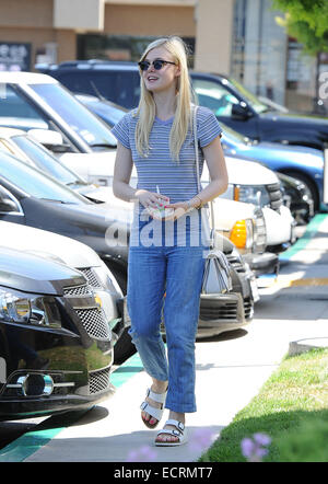 Elle Fanning treats her father Steven Fanning to a Pinkberry yoghurt on ...