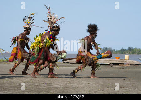 PAPUA NEW GUINEA, SEPIK RIVER, TRADITIONAL TRIBAL DANCE IN VILLAGE WITH ...