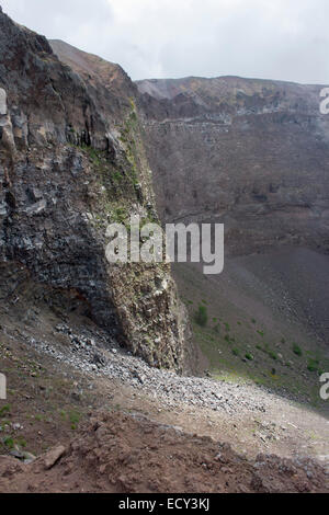 Crater edge of dormant Vesuvius volcano, near Naples, Italy Stock Photo ...
