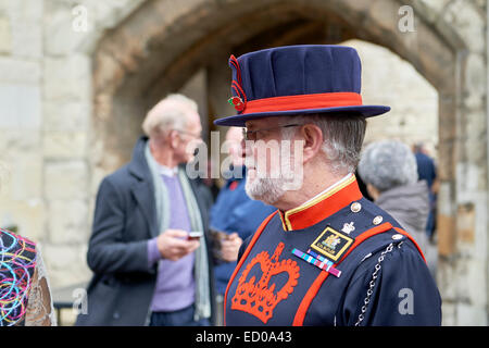 Beefeater soldier - Yeoman warder - Royal guard - London character ...