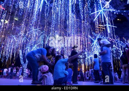 Filipino family's enjoyed taking their pictures at Policarpio Street in ...