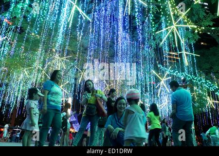 Filipino family's enjoyed taking their pictures at Policarpio Street in ...