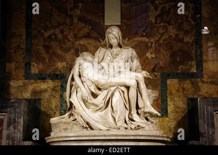Statue - Pieta by Michelangelo, 1498-1499, St Peter's basilica church ...