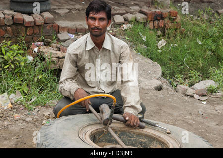 1 indian rural man tyre Mechanic Stock Photo - Alamy