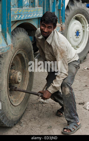 1 indian rural man tyre Mechanic Stock Photo - Alamy