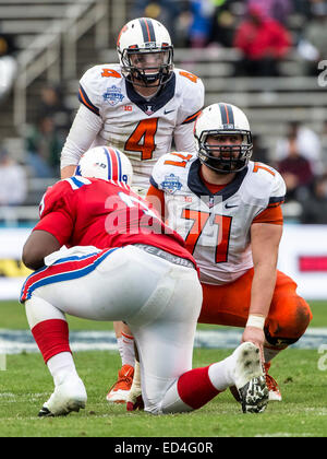 Illinois offensive lineman Joe Spencer (71) runs during a NCAA Football ...
