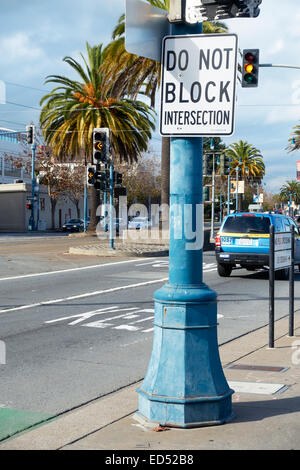 do not block intersection Stock Photo - Alamy