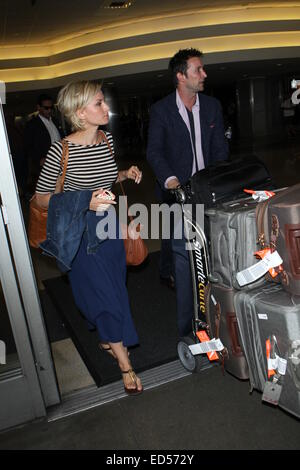 (L-R) Sara Wells and Noah Wyle arrive for the 77th annual Primetime ...