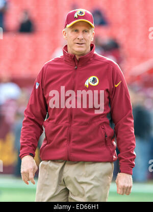 Washington Redskins Defensive Coordinator Jim Haslett speaks with ...