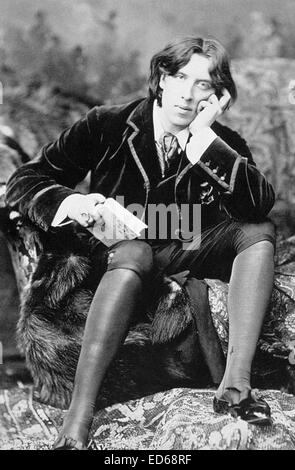 Oscar Wilde by Napoleon Sarony, 1882 Oscar Wilde, full-length portrait ...