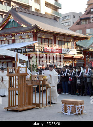 Shinto priests at a ritual purification ceremony, Fushimi Inari Taisha ...