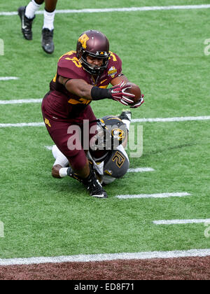 Minnesota running back Rodrick Williams Jr. (35) runs with the ball ...