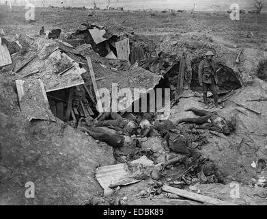 German soldier dead at his machine gun, France WW1 1918 Stock Photo - Alamy