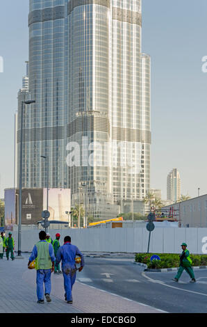 UAE, Dubai, Burj Khalifa, workers cleaning the glass windows Stock ...