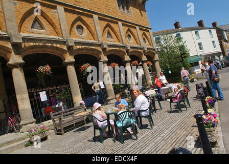 The Somerset town of Castle Cary, showing the duck pond, high street ...