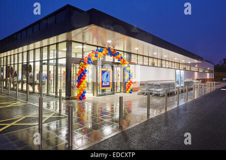 Exterior of Aldi Supermarket building, on a an overcast day ...