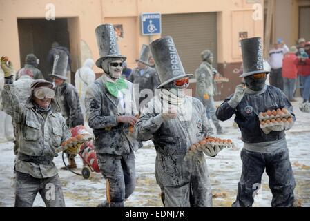 Els Enfarinats flour fight, rebels, armed with flour, eggs and ...