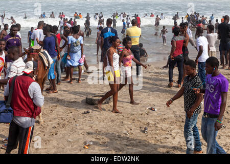 Sunday crowd on Labadi beach, Accra, Ghana, Africa Stock Photo - Alamy