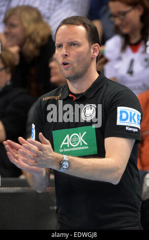 Stuttgart, Germany. 9th Jan, 2015. Germany's Stefan Kneer (C) vies for ...