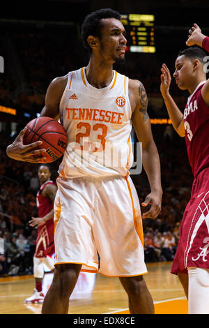 January 10, 2015: Derek Reese #23 of the Tennessee Volunteers dunks the ...