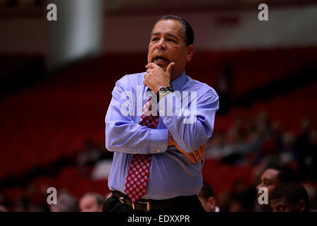 Houston head coach Kelvin Sampson instructs his team during the first ...