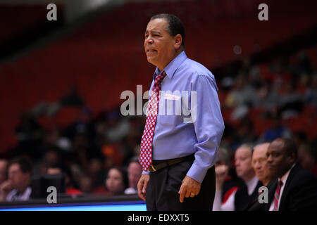 Houston head coach Kelvin Sampson encourages the crowd during the ...