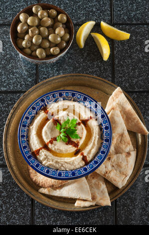 Hummus and Pitta Bread Stock Photo - Alamy