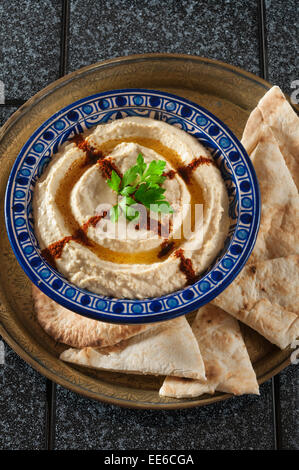 Hummus with pita bread Stock Photo - Alamy