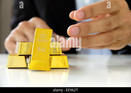 Hand hold gold bars Stock Photo - Alamy