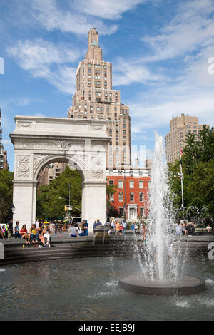 The arch and fountains at Washington Square Park, Greenwich Village ...