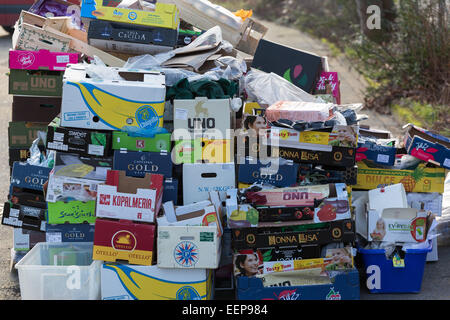 Empty fruit boxes piled up at an outdoor market Stock Photo - Alamy