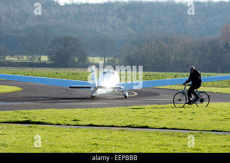Scheibe SF-25 Motorfalke (G-KIAU) taxiing at Wellesbourne Airfield ...