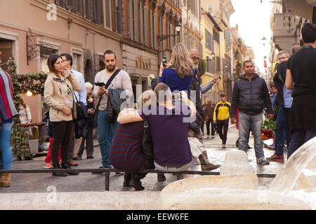 Swarms of tourists on the streets of Rome Stock Photo - Alamy