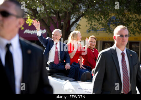 New Texas Gov. Greg Abbott enjoys inaugural parade with his family in ...