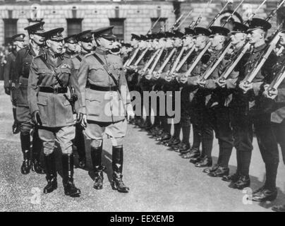 General Pershing decorates the tomb of Britain's unknown warrior ...